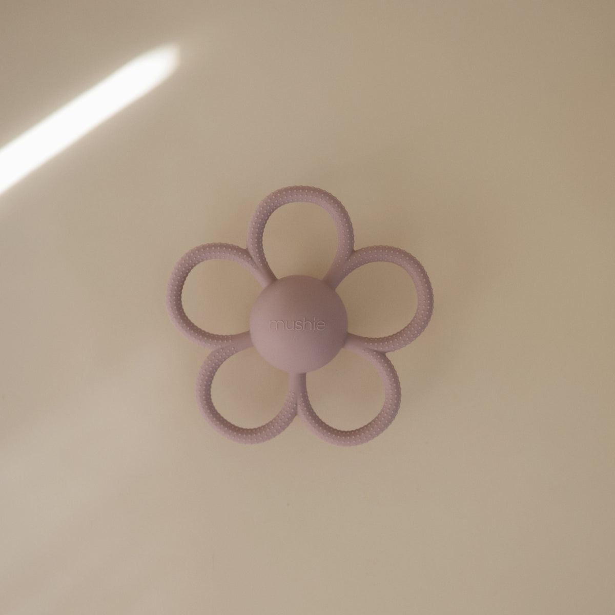 Daisy Rattle Teether – Mushie