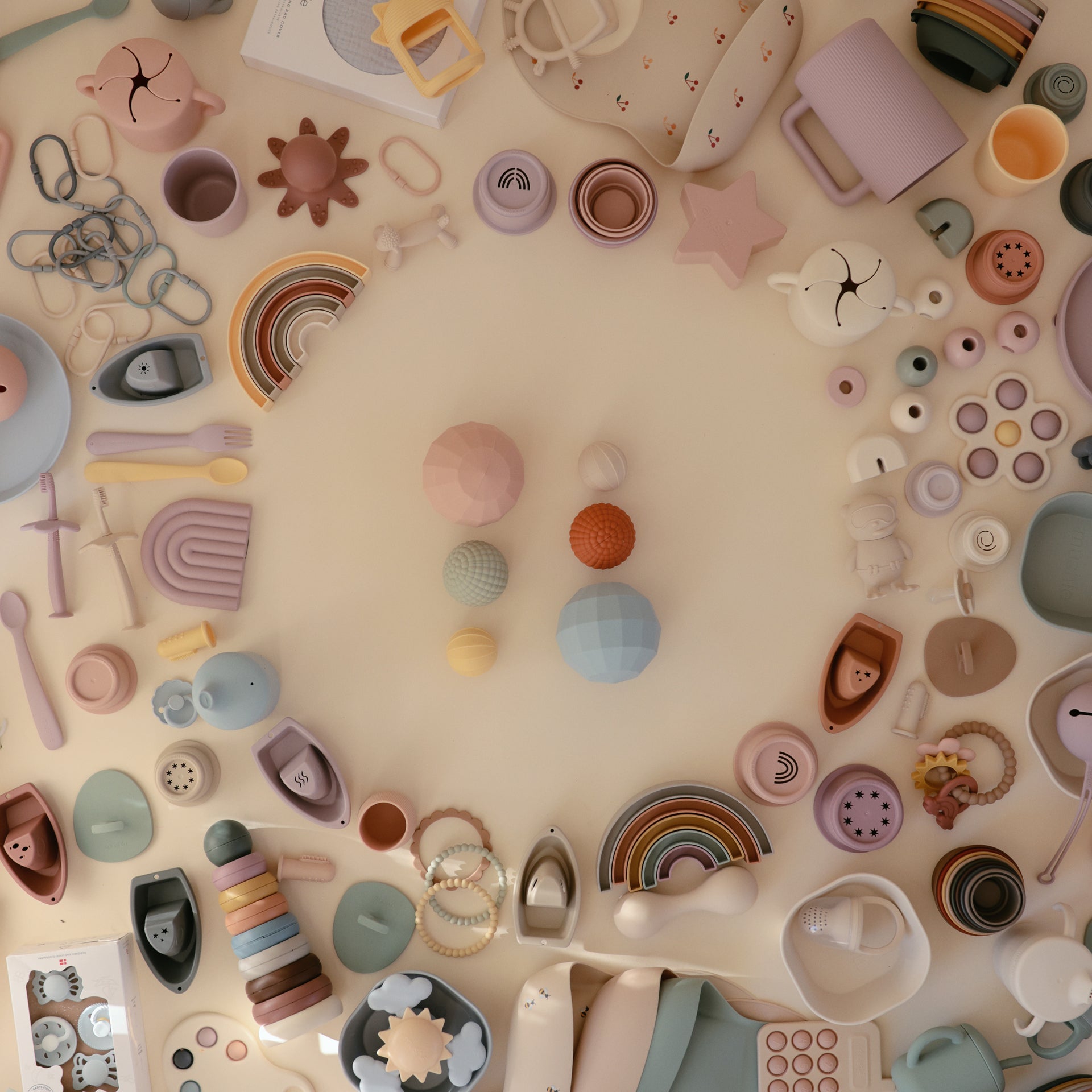 Nesting Spheres Sensory Toy – Mushie