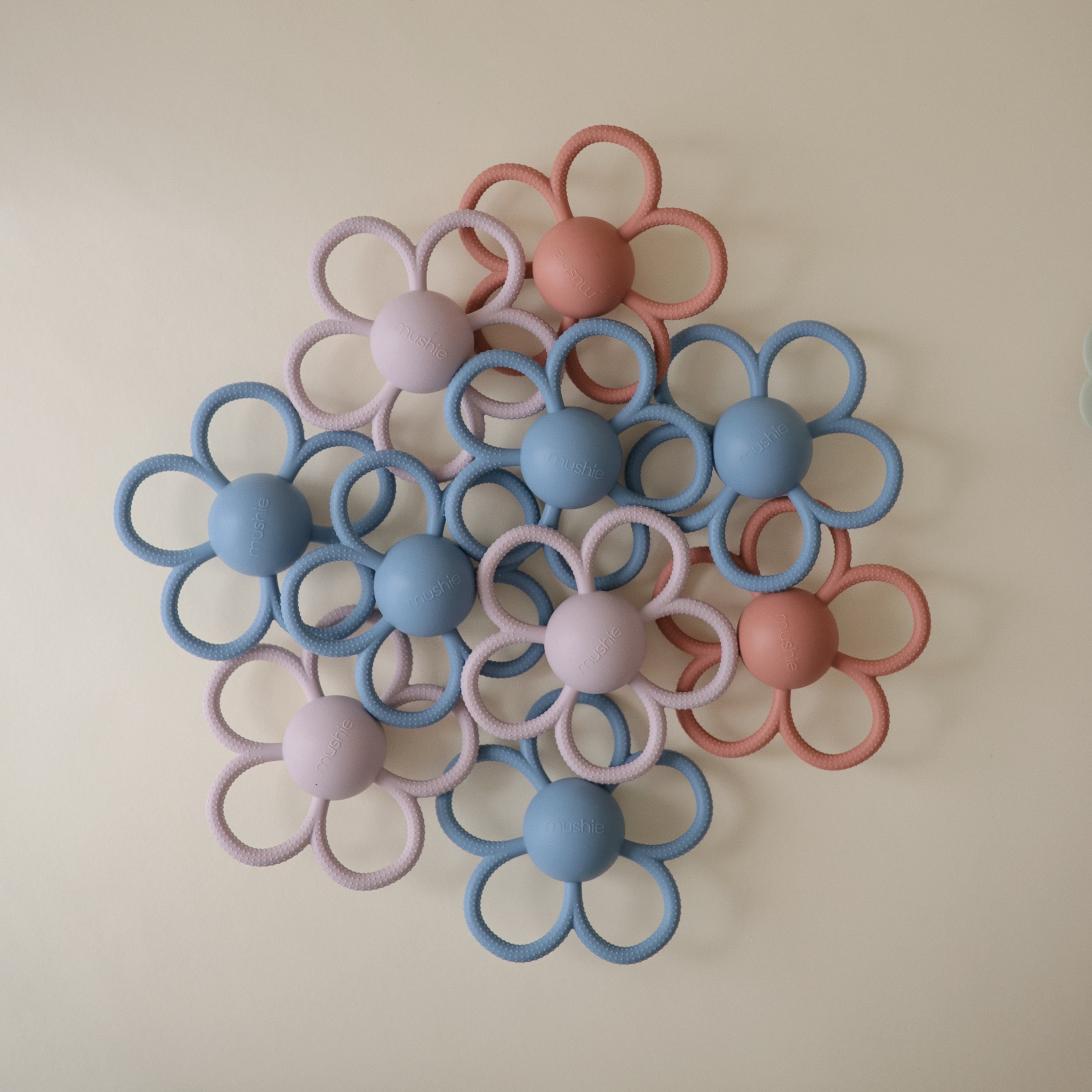 Daisy Rattle Teether – Mushie