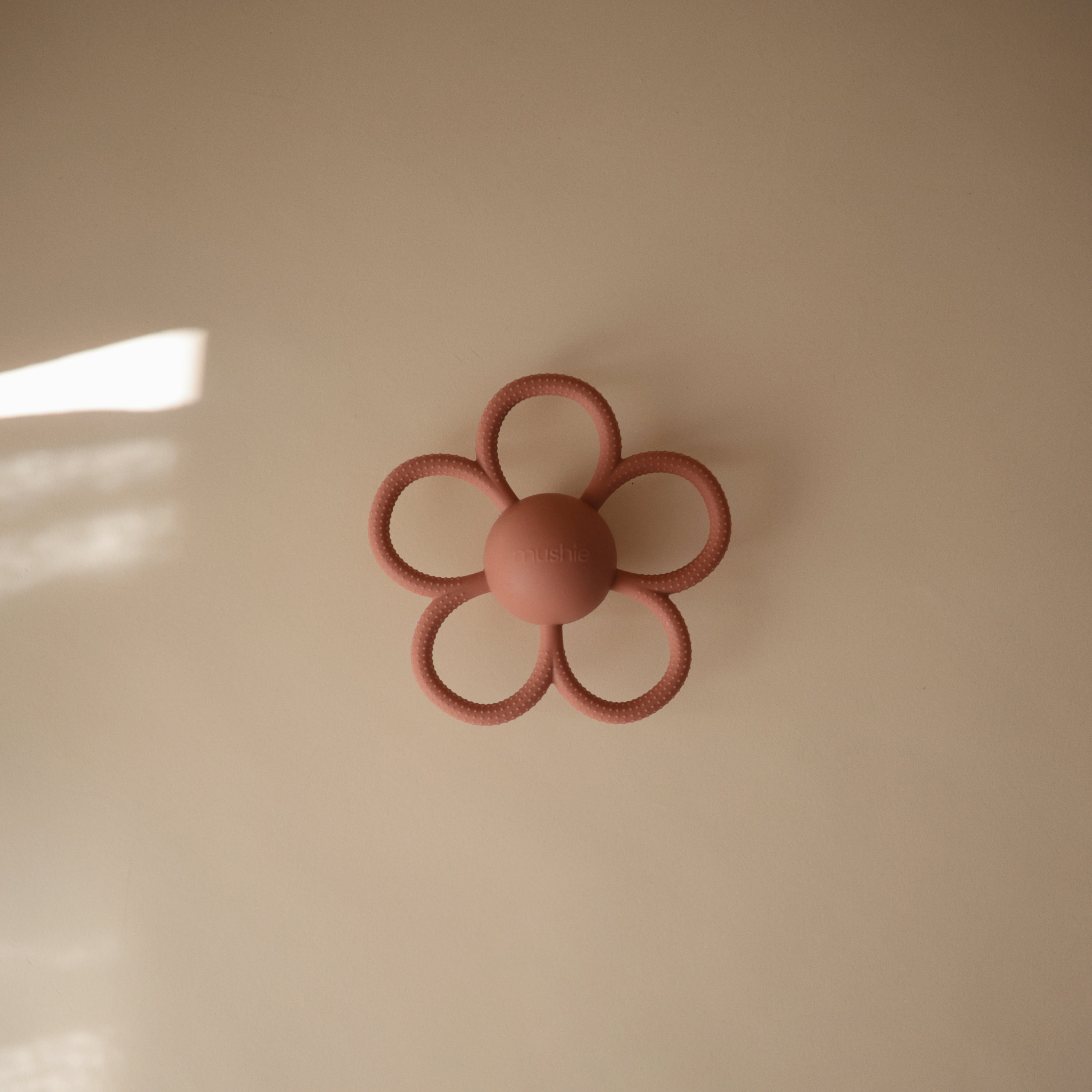 Daisy Rattle Teether – Mushie