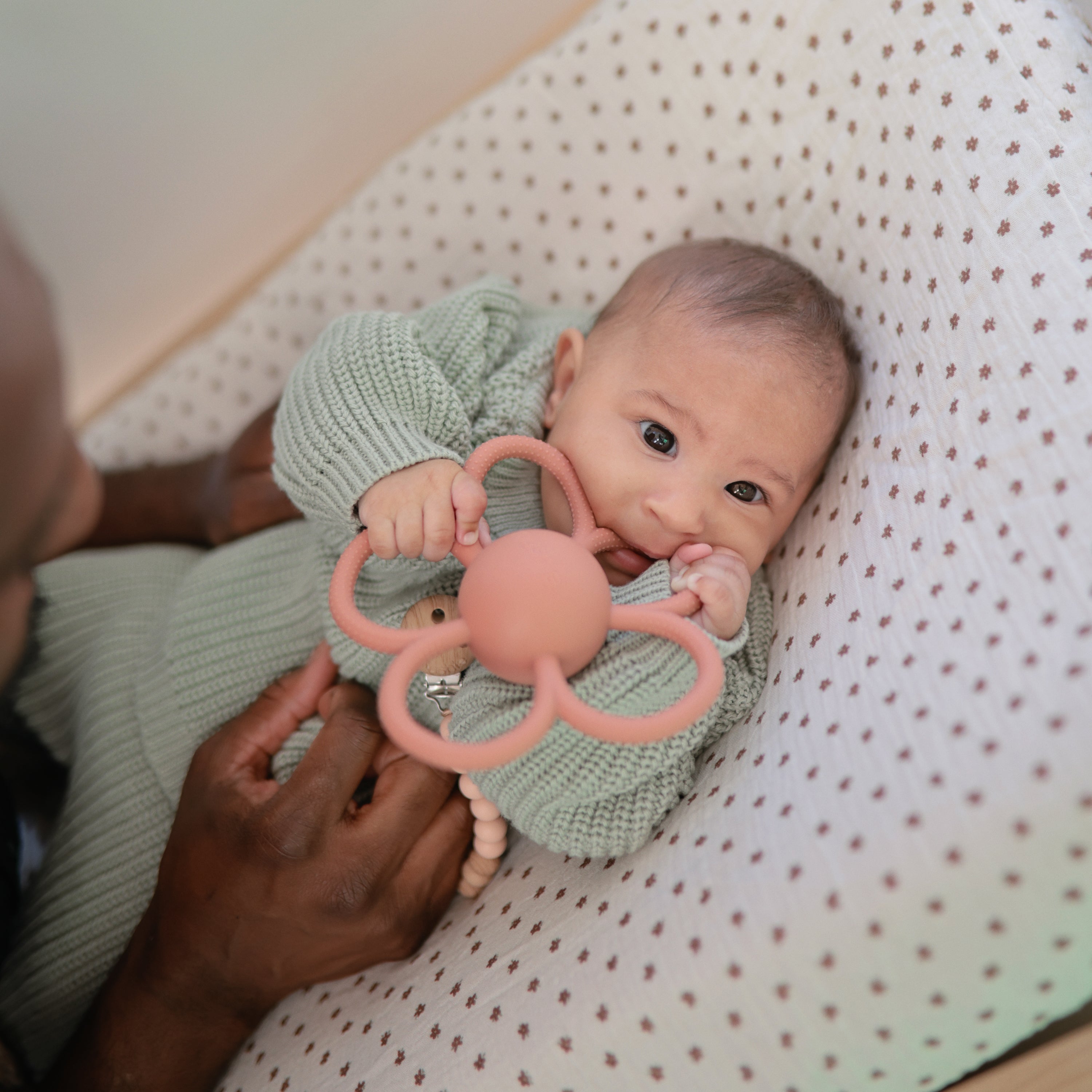 Daisy Rattle Teether – Mushie