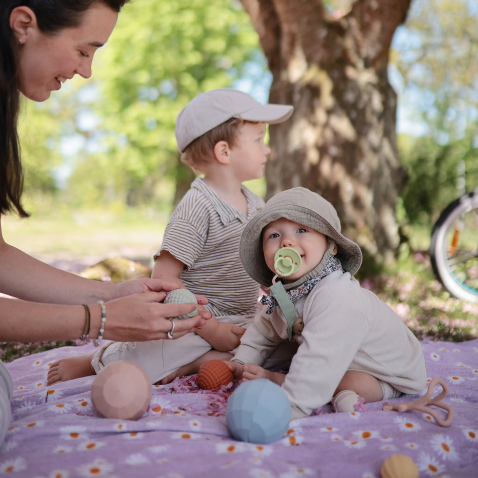 Nesting Spheres Sensory Toy – Mushie
