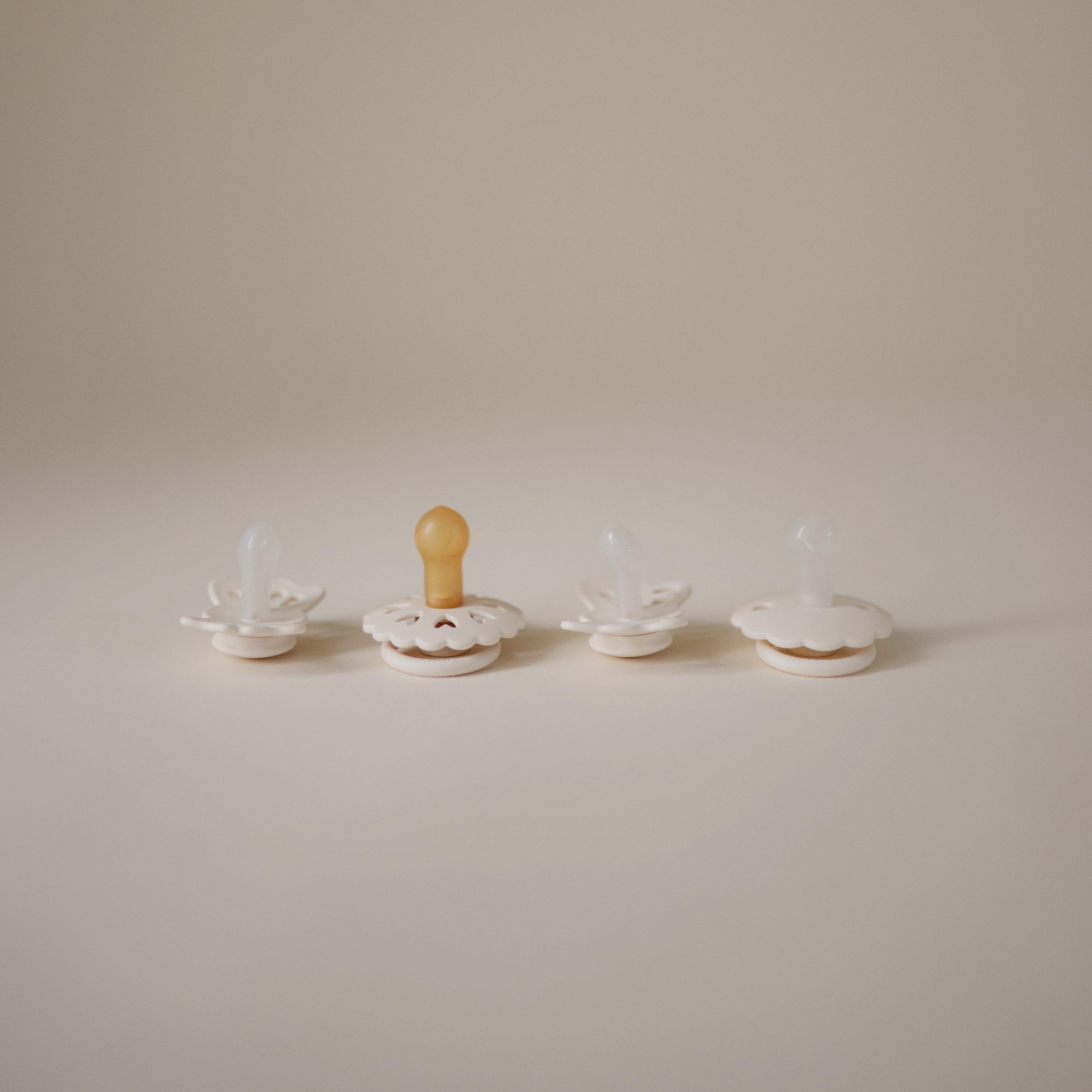 FRIGG Baby's First Pacifier Floral Heart (Cream) 4-Pack – Mushie