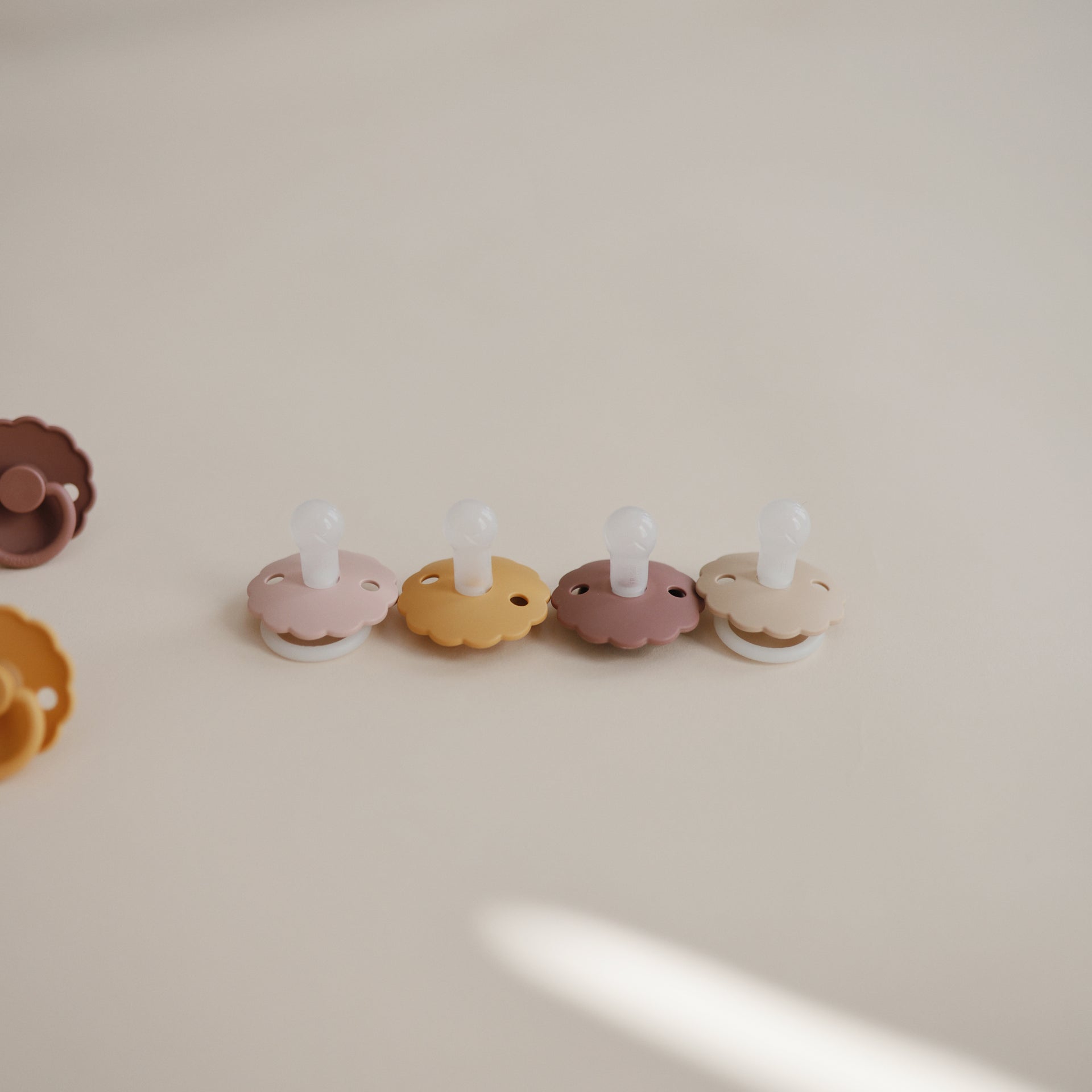 FRIGG Daisy Silicone Pacifier 2-Pack – Mushie